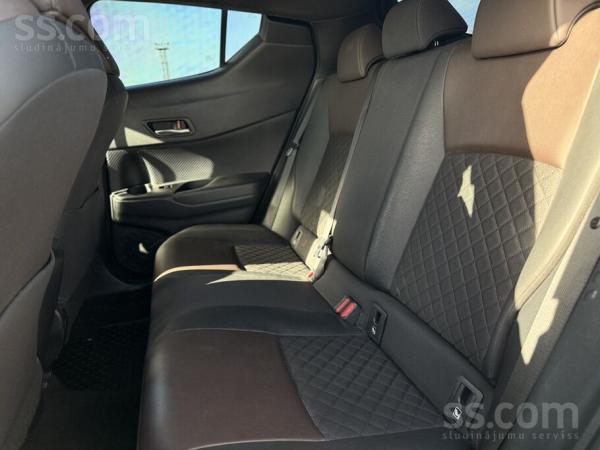 Toyota C-HR 2018 Liepāja vietnē Pelēks Toyota C-HR 2018 Liepāja, ar dzinēja tilpumu 1.80 L un nobraukumu 110 tūkst. km par 14950 €, foto 11 vietnē AUTOMOTO.COM.LV