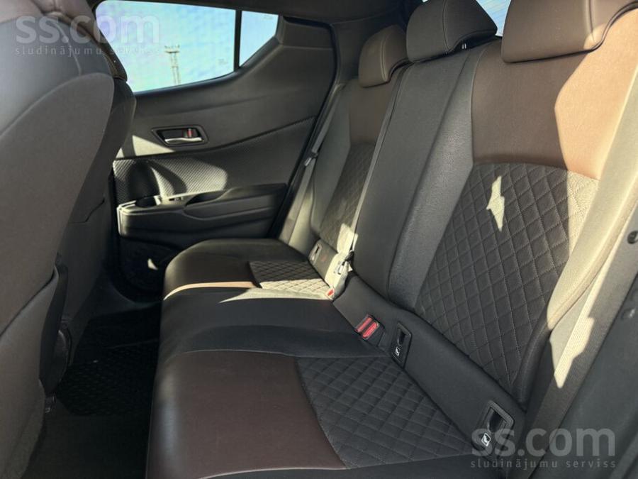 Pelēks Toyota C-HR 2018 Liepāja, ar dzinēja tilpumu 1.80 L un nobraukumu 110 tūkst. km par 14950 €, foto 11 vietnē AUTOMOTO.COM.LV