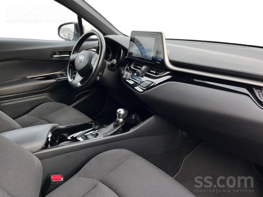 Grey Toyota C-HR 2018 in Riga, with an engine capacity of 1.20 L and mileage of 71 thousand km for 14990 €, photo 7 on AUTOMOTO.COM.LV