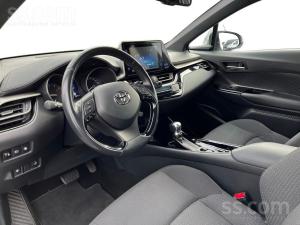 Grey Toyota C-HR 2018 in Riga, with an engine capacity of 1.20 L and mileage of 71 thousand km for 14990 €, photo 12 on AUTOMOTO.COM.LV