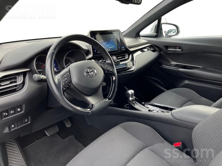 Grey Toyota C-HR 2018 in Riga, with an engine capacity of 1.20 L and mileage of 71 thousand km for 14990 €, photo 12 on AUTOMOTO.COM.LV