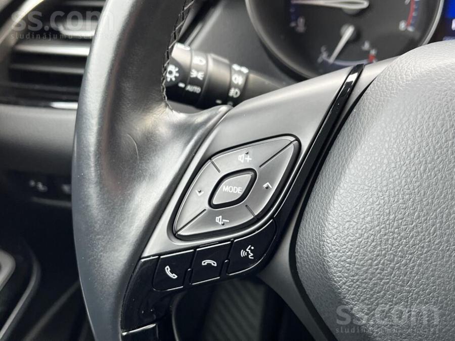 Grey Toyota C-HR 2018 in Riga, with an engine capacity of 1.20 L and mileage of 71 thousand km for 14990 €, photo 17 on AUTOMOTO.COM.LV
