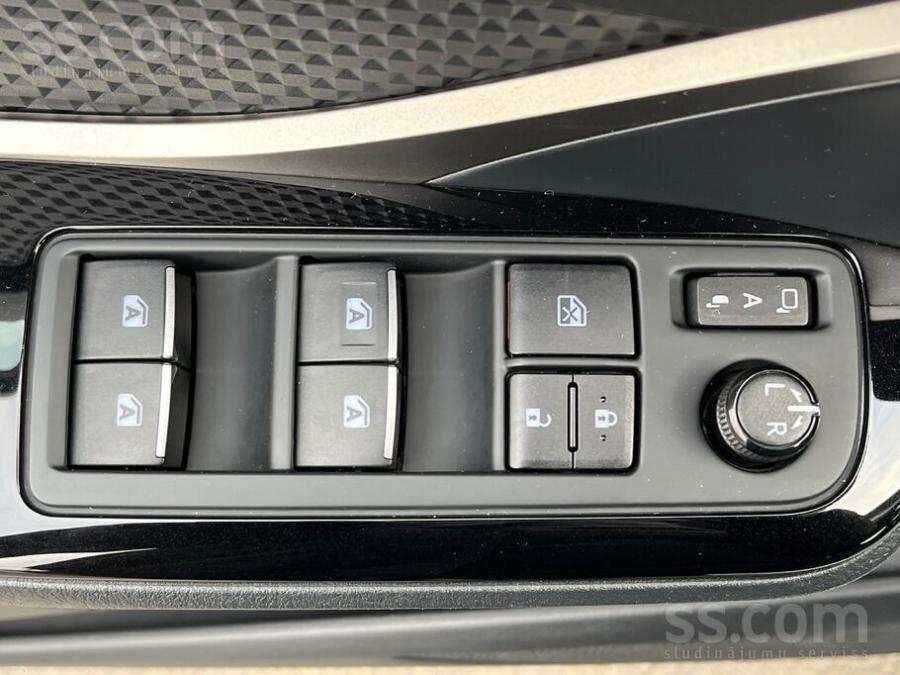 Grey Toyota C-HR 2018 in Riga, with an engine capacity of 1.20 L and mileage of 71 thousand km for 14990 €, photo 19 on AUTOMOTO.COM.LV
