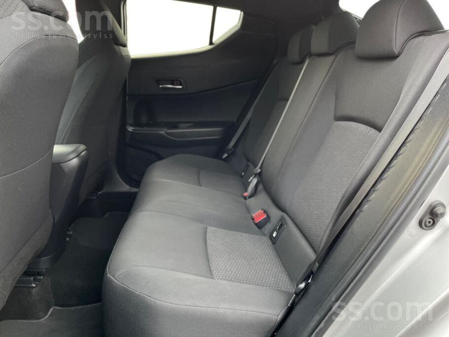Grey Toyota C-HR 2018 in Riga, with an engine capacity of 1.20 L and mileage of 71 thousand km for 14990 €, photo 22 on AUTOMOTO.COM.LV