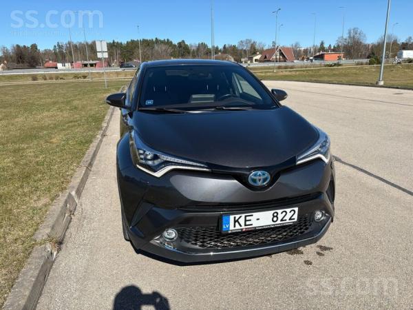 Grey Toyota C-HR 2019 in Ogre, with an engine capacity of 1.80 L and mileage of 147 thousand km for 16300 €, photo 2 on AUTOMOTO.COM.LV
