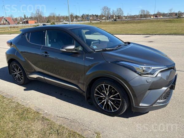 Grey Toyota C-HR 2019 in Ogre, with an engine capacity of 1.80 L and mileage of 147 thousand km for 16300 €, photo 3 on AUTOMOTO.COM.LV