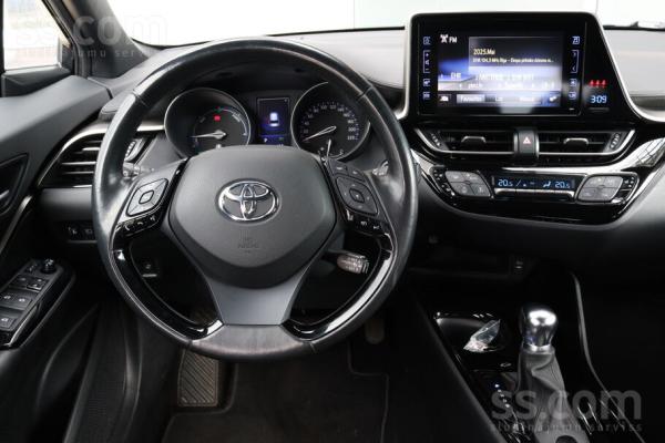 Grey Toyota C-HR 2019 in Riga, with an engine capacity of 1.80 L and mileage of 110 thousand km for 23500 €, photo 9 on AUTOMOTO.COM.LV
