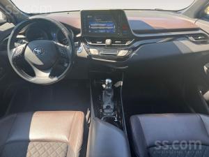 Grey Toyota C-HR 2019 in Riga, with an engine capacity of 1.80 L and mileage of 125 thousand km for 18300 €, photo 8 on AUTOMOTO.COM.LV