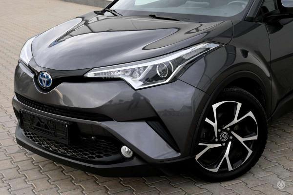 Серый Тойота C-HR 2019 в Кретинга, объемом двигателя 1.99 л и пробегом 119 тыс. км за 14999 €, фото 4 на AUTOMOTO.COM.LV