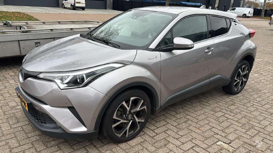 Grey Toyota C-HR 2019 in Kaunas, with an engine capacity of 1.80 L and mileage of 62 thousand km for 11999 €, photo 1 on AUTOMOTO.COM.LV