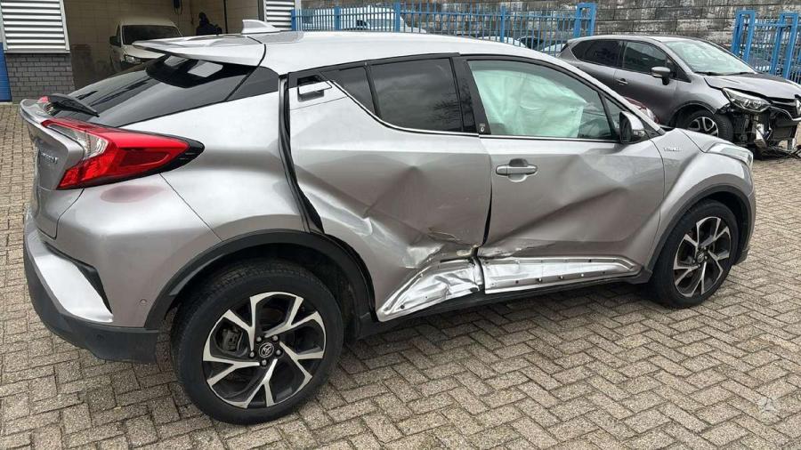 Grey Toyota C-HR 2019 in Kaunas, with an engine capacity of 1.80 L and mileage of 62 thousand km for 11999 €, photo 3 on AUTOMOTO.COM.LV