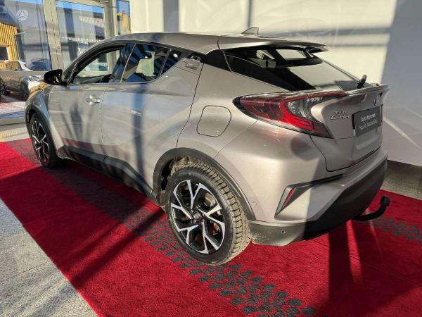 Серый Тойота C-HR 2019 в Шяуляй, объемом двигателя 1.80 л и пробегом 118 тыс. км за 18900 €, фото 4 на AUTOMOTO.COM.LV