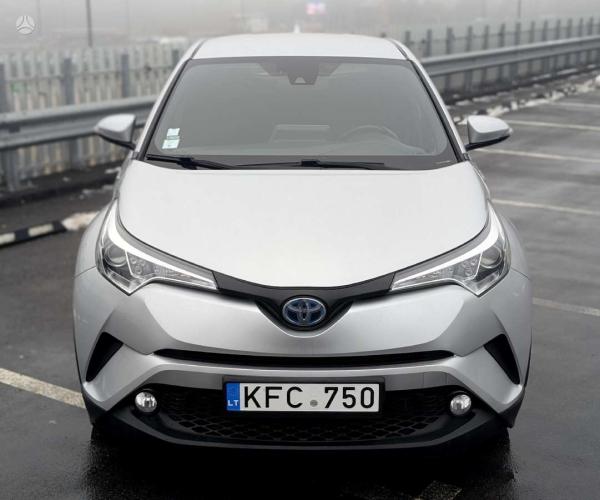 Pelēks Toyota C-HR 2019 Viļņa, ar dzinēja tilpumu 1.80 L un nobraukumu 142 tūkst. km par 16500 €, foto 3 vietnē AUTOMOTO.COM.LV