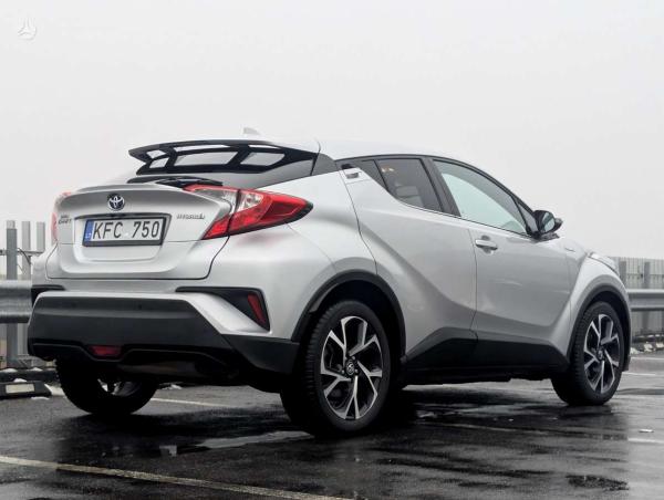Grey Toyota C-HR 2019 in Vilnius, with an engine capacity of 1.80 L and mileage of 143 thousand km for 16300 €, photo 8 on AUTOMOTO.COM.LV