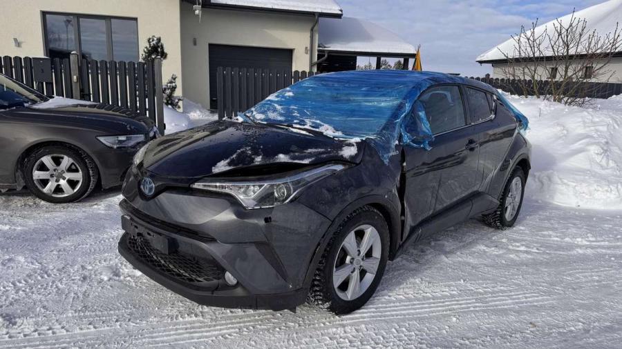 Pelēks Toyota C-HR 2019 Kėdainiai, ar dzinēja tilpumu 1.80 L un nobraukumu 99 tūkst. km par 8250 €, foto 1 vietnē AUTOMOTO.COM.LV
