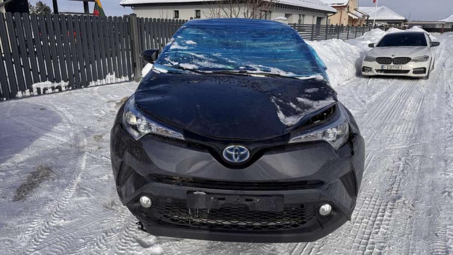 Grey Toyota C-HR 2019 in Kedainiai, with an engine capacity of 1.80 L and mileage of 99 thousand km for 8250 €, photo 2 on AUTOMOTO.COM.LV