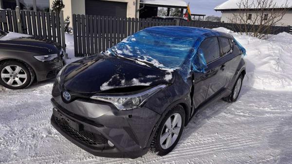 Grey Toyota C-HR 2019 in Kedainiai, with an engine capacity of 1.80 L and mileage of 99 thousand km for 8250 €, photo 4 on AUTOMOTO.COM.LV