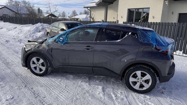 Grey Toyota C-HR 2019 in Kedainiai, with an engine capacity of 1.80 L and mileage of 99 thousand km for 8250 €, photo 5 on AUTOMOTO.COM.LV
