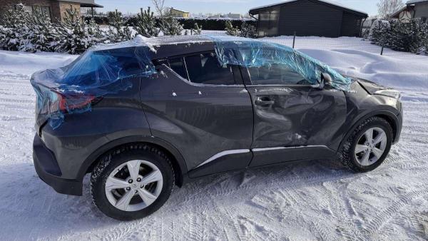 Grey Toyota C-HR 2019 in Kedainiai, with an engine capacity of 1.80 L and mileage of 99 thousand km for 8250 €, photo 8 on AUTOMOTO.COM.LV