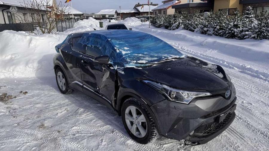 Grey Toyota C-HR 2019 in Kedainiai, with an engine capacity of 1.80 L and mileage of 99 thousand km for 8250 €, photo 9 on AUTOMOTO.COM.LV