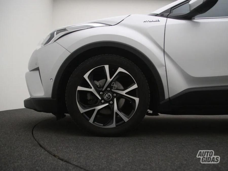 Grey Toyota C-HR 2019 in Vilnius, with an engine capacity of 1.80 L and mileage of 179 thousand km for 16799 €, photo 29 on AUTOMOTO.COM.LV