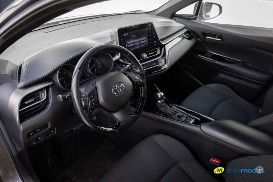 Grey Toyota C-HR 2019 in Vilnius, with an engine capacity of 1.80 L and mileage of 304 thousand km for 12880 €, photo 7 on AUTOMOTO.COM.LV