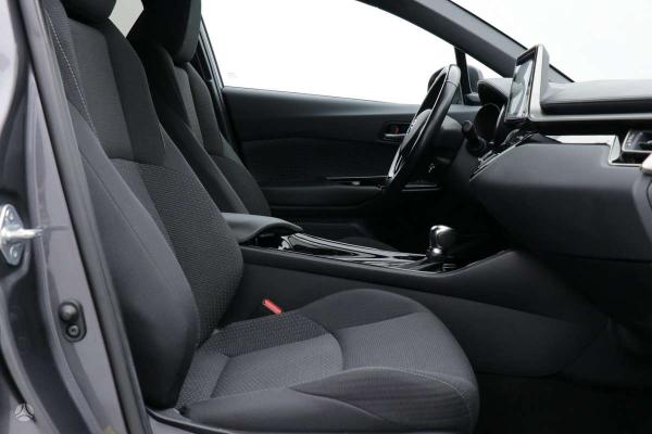 Grey Toyota C-HR 2019 in Vilnius, with an engine capacity of 1.80 L and mileage of 79 thousand km for 21900 €, photo 9 on AUTOMOTO.COM.LV
