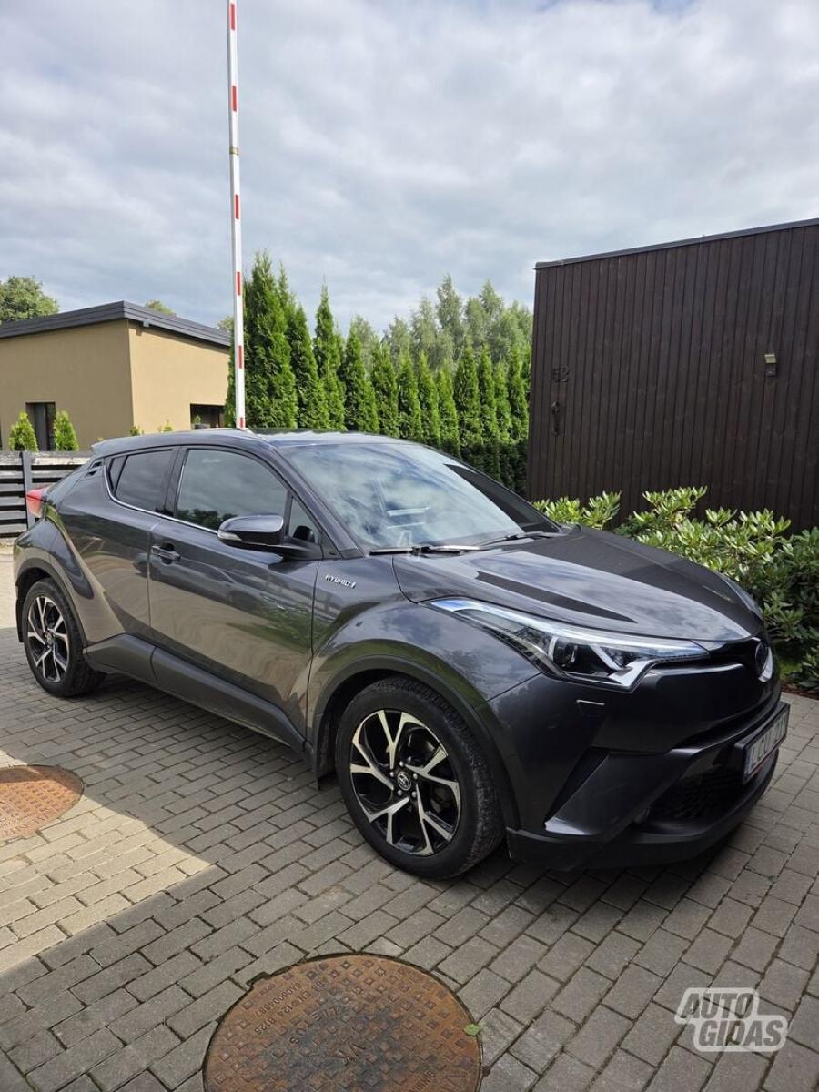 Grey Toyota C-HR 2019 in Vilnius, with an engine capacity of 1.80 L and mileage of 159 thousand km for 16000 €, photo 1 on AUTOMOTO.COM.LV