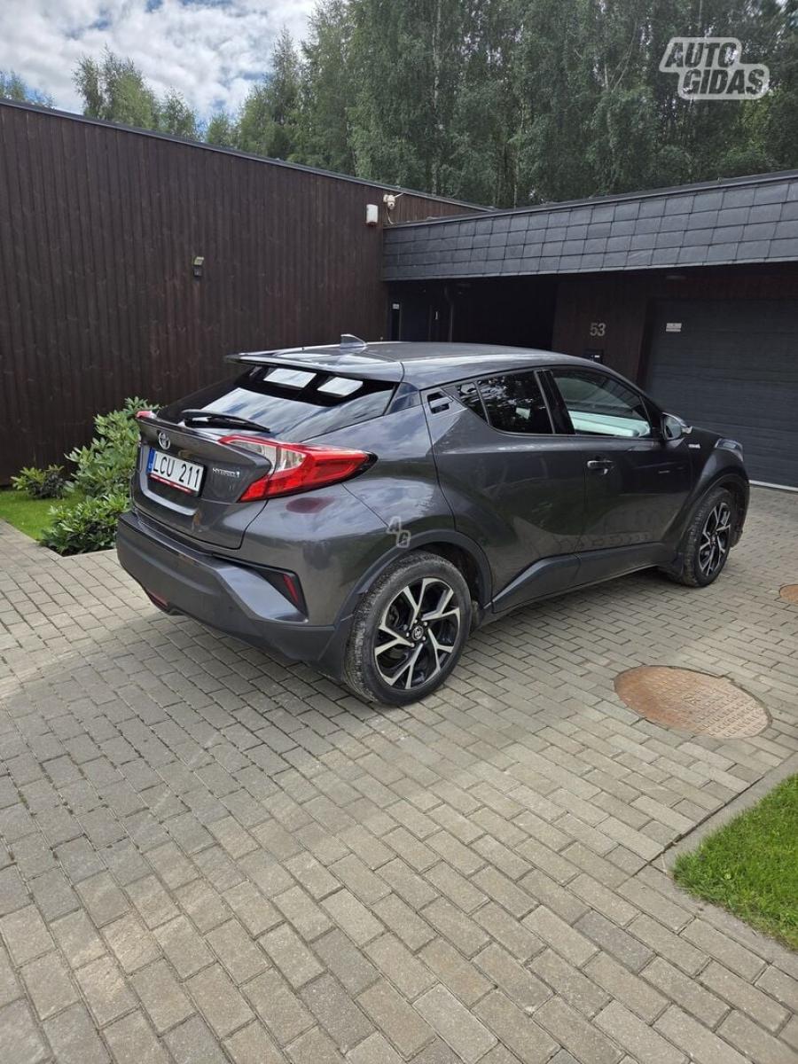 Grey Toyota C-HR 2019 in Vilnius, with an engine capacity of 1.80 L and mileage of 159 thousand km for 16000 €, photo 6 on AUTOMOTO.COM.LV