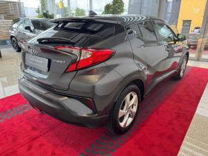 Grey Toyota C-HR 2019 in Siauliai, with an engine capacity of 1.80 L and mileage of 86 thousand km for 19500 €, photo 7 on AUTOMOTO.COM.LV