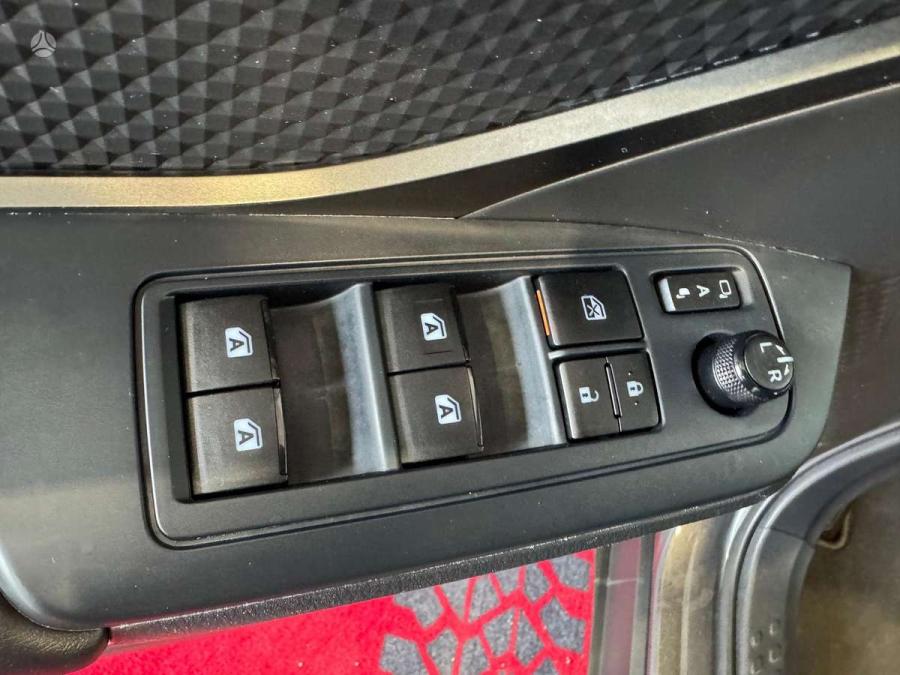 Grey Toyota C-HR 2019 in Siauliai, with an engine capacity of 1.80 L and mileage of 86 thousand km for 19500 €, photo 12 on AUTOMOTO.COM.LV