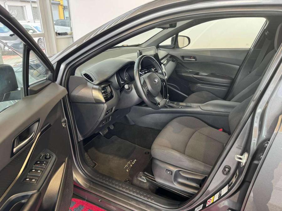 Grey Toyota C-HR 2019 in Siauliai, with an engine capacity of 1.80 L and mileage of 86 thousand km for 19500 €, photo 13 on AUTOMOTO.COM.LV