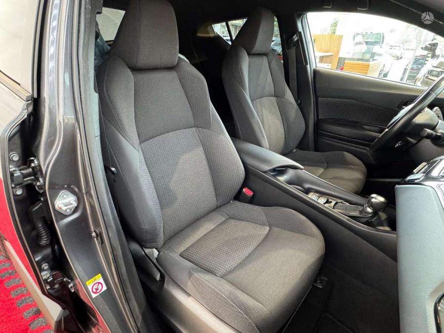 Grey Toyota C-HR 2019 in Siauliai, with an engine capacity of 1.80 L and mileage of 86 thousand km for 19500 €, photo 23 on AUTOMOTO.COM.LV