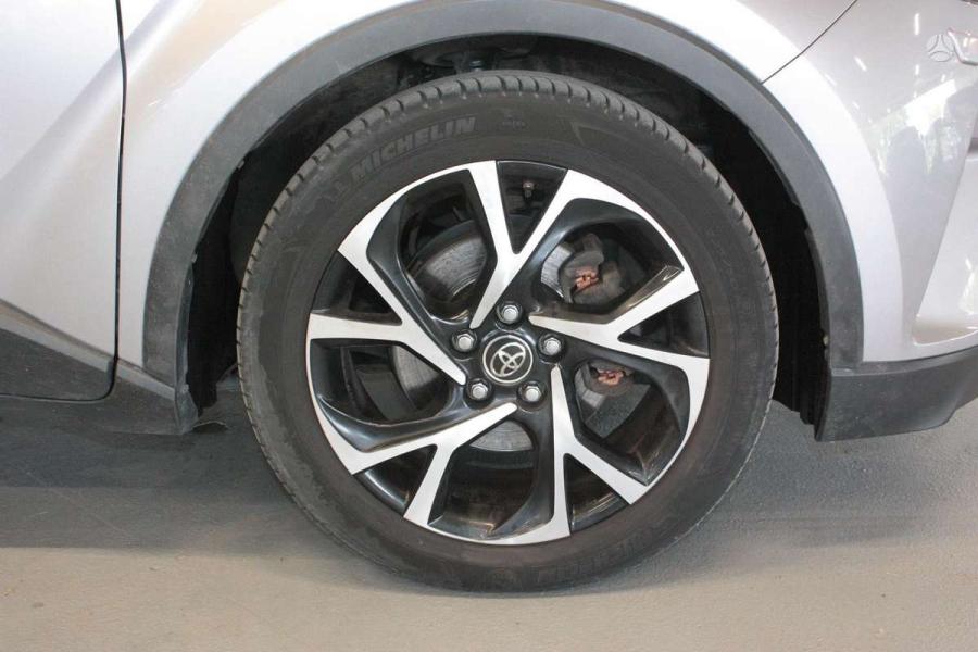Серый Тойота C-HR 2019 в Каунас, объемом двигателя 1.80 л и пробегом 65 тыс. км за 20500 €, фото 16 на AUTOMOTO.COM.LV