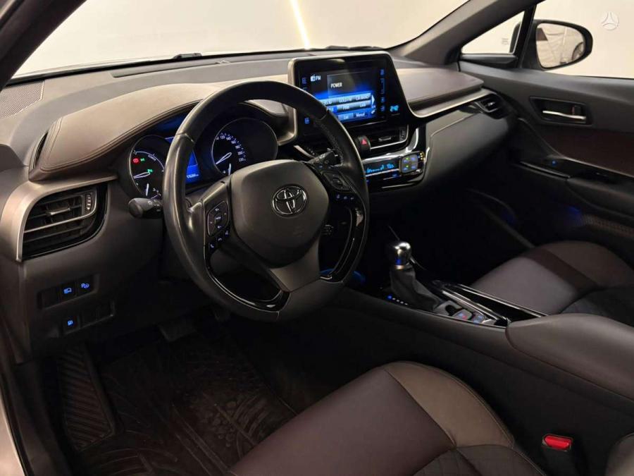 Grey Toyota C-HR 2019 in Marijampole, with an engine capacity of 1.80 L and mileage of 176 thousand km for 16250 €, photo 3 on AUTOMOTO.COM.LV