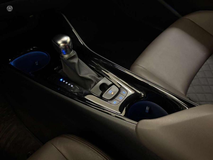 Grey Toyota C-HR 2019 in Marijampole, with an engine capacity of 1.80 L and mileage of 176 thousand km for 16250 €, photo 11 on AUTOMOTO.COM.LV