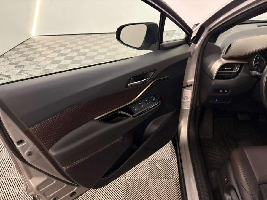 Grey Toyota C-HR 2019 in Marijampole, with an engine capacity of 1.80 L and mileage of 176 thousand km for 16250 €, photo 30 on AUTOMOTO.COM.LV