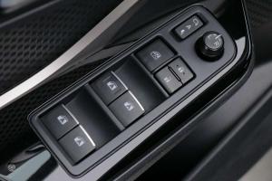 Pelēks Toyota C-HR 2019 Viļņa, ar dzinēja tilpumu 1.80 L un nobraukumu 87 tūkst. km par 19900 €, foto 26 vietnē AUTOMOTO.COM.LV