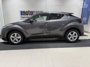 Pelēks Toyota C-HR 2020 Kauņa, ar dzinēja tilpumu 0.00 L un nobraukumu 67 tūkst. km par 25287 €, foto 2 vietnē AUTOMOTO.COM.LV