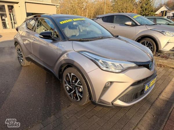 Grey Toyota C-HR 2020 in Kaunas, with an engine capacity of 1.80 L and mileage of 35 thousand km for 22297 €, photo 1 on AUTOMOTO.COM.LV