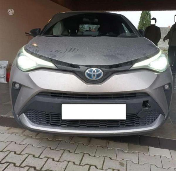 Grey Toyota C-HR 2020 in Vilnius, with an engine capacity of 1.80 L and mileage of 102 thousand km for 13900 €, photo 2 on AUTOMOTO.COM.LV