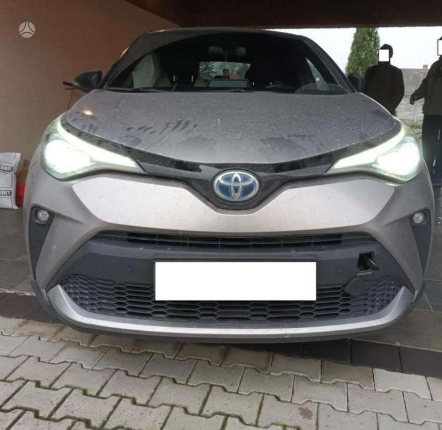 Grey Toyota C-HR 2020 in Vilnius, with an engine capacity of 1.80 L and mileage of 102 thousand km for 13900 €, photo 2 on AUTOMOTO.COM.LV