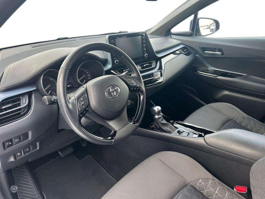 Pelēks Toyota C-HR 2020 Klaipėda, ar dzinēja tilpumu 1.80 L un nobraukumu 34 tūkst. km par 21900 €, foto 11 vietnē AUTOMOTO.COM.LV
