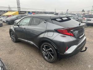 Pelēks Toyota C-HR 2020 Kauņa, ar dzinēja tilpumu 1.80 L un nobraukumu 165 tūkst. km par 18750 €, foto  vietnē AUTOMOTO.COM.LV