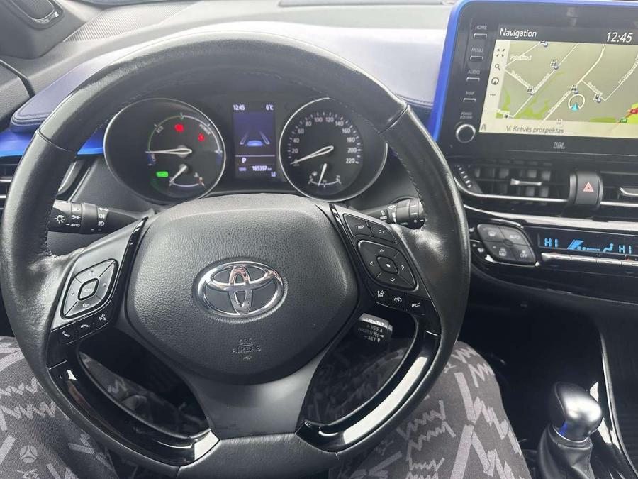 Pelēks Toyota C-HR 2020 Kauņa, ar dzinēja tilpumu 1.80 L un nobraukumu 165 tūkst. km par 18750 €, foto 25 vietnē AUTOMOTO.COM.LV