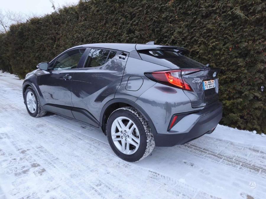 Grey Toyota C-HR 2020 in Kalvarija, with an engine capacity of 1.80 L and mileage of 138 thousand km for 16850 €, photo 3 on AUTOMOTO.COM.LV