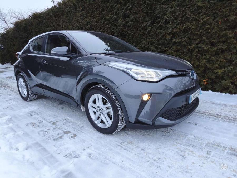 Grey Toyota C-HR 2020 in Kalvarija, with an engine capacity of 1.80 L and mileage of 138 thousand km for 16850 €, photo 5 on AUTOMOTO.COM.LV