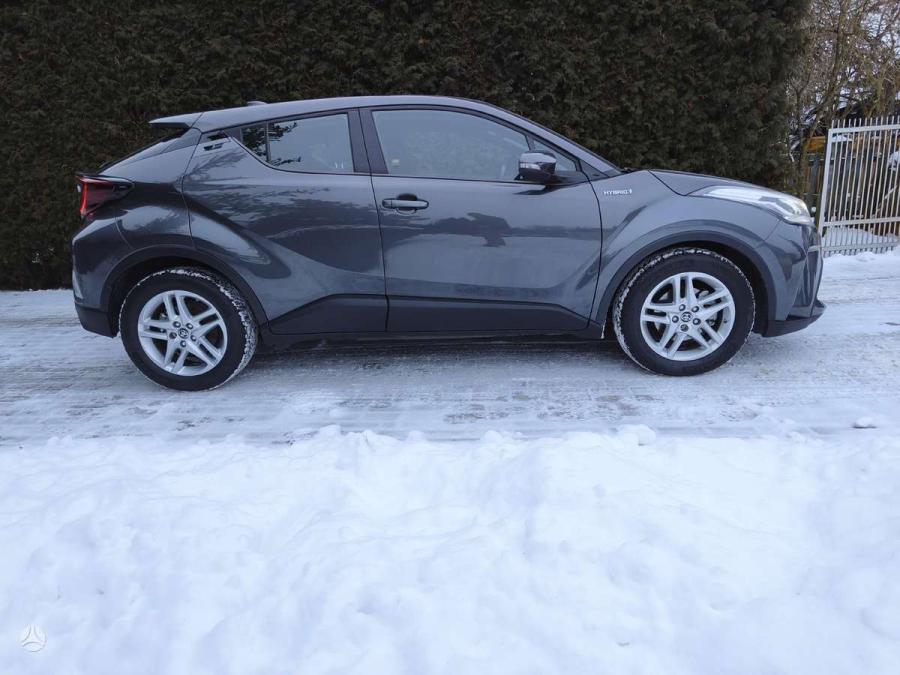 Grey Toyota C-HR 2020 in Kalvarija, with an engine capacity of 1.80 L and mileage of 138 thousand km for 16850 €, photo 6 on AUTOMOTO.COM.LV