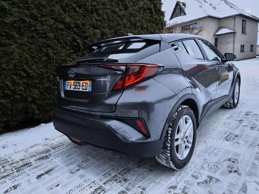 Grey Toyota C-HR 2020 in Kalvarija, with an engine capacity of 1.80 L and mileage of 138 thousand km for 16850 €, photo 7 on AUTOMOTO.COM.LV