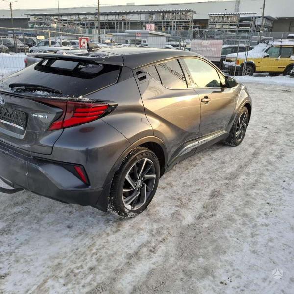 Grey Toyota C-HR 2020 in Kaunas, with an engine capacity of 1.80 L and mileage of 165 thousand km for 18900 €, photo 7 on AUTOMOTO.COM.LV